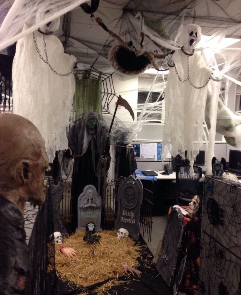 40+ Cubicle Halloween Decoration Ideas to Try in 2025