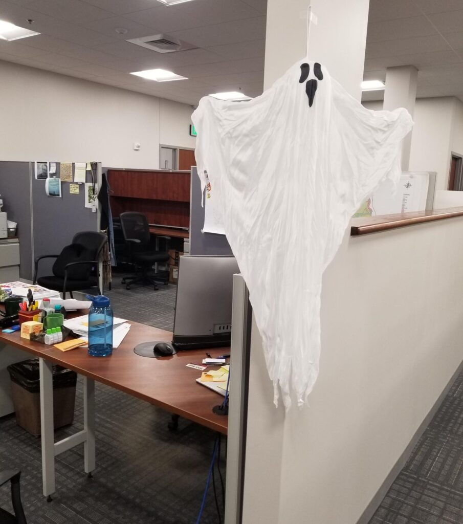 40+ Cubicle Halloween Decoration Ideas to Try in 2025