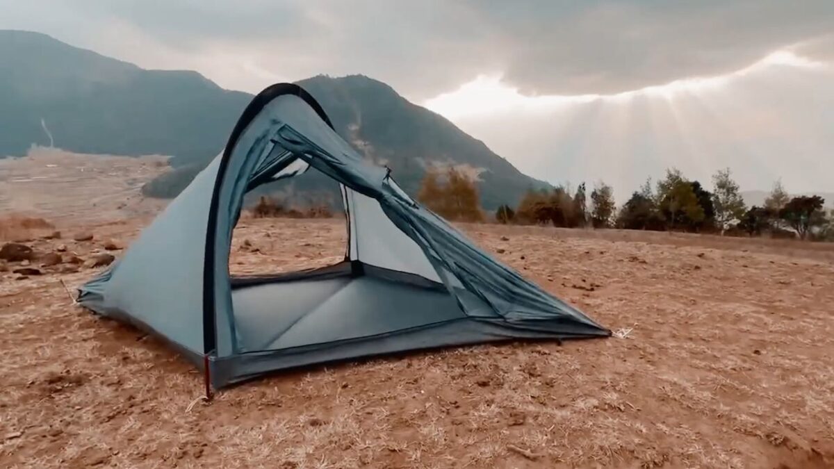 Lightweight Wind Anchor Tent can Survive Hurricane, Sets up in a Minute
