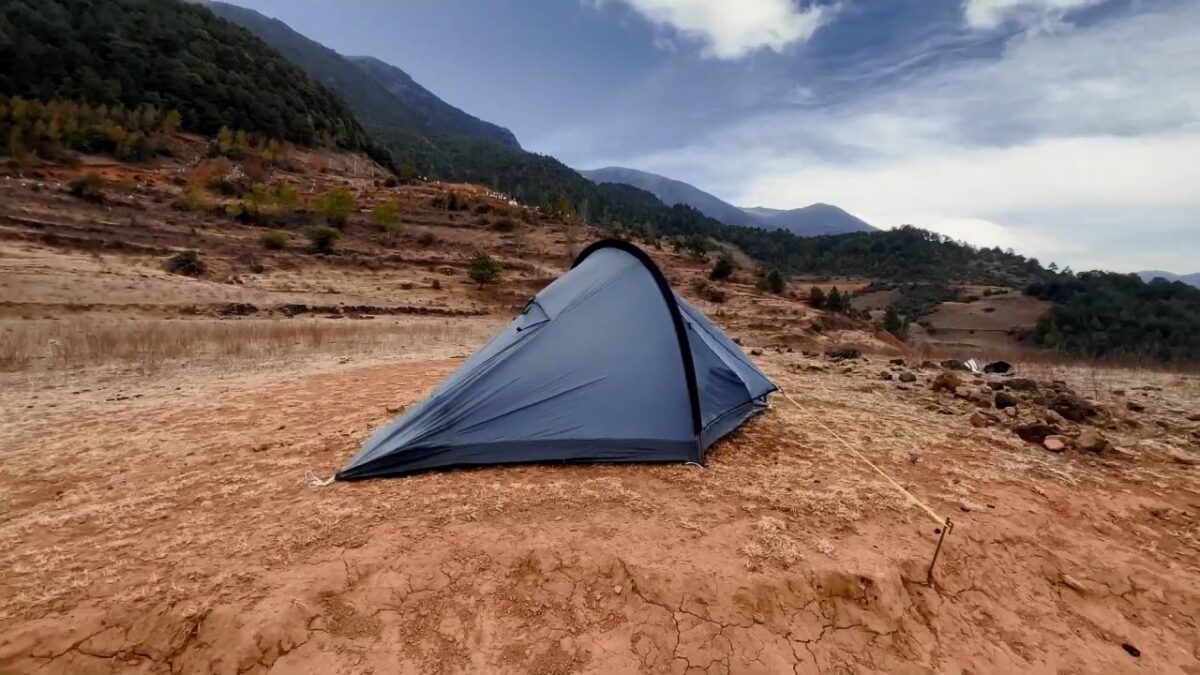 Lightweight Wind Anchor Tent can Survive Hurricane, Sets up in a Minute