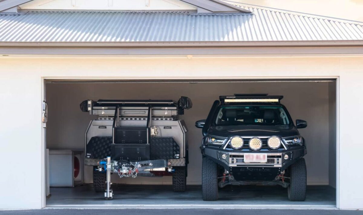 Shorty Trailer Boasts an Integrated-Staircase and Rooftop Tent