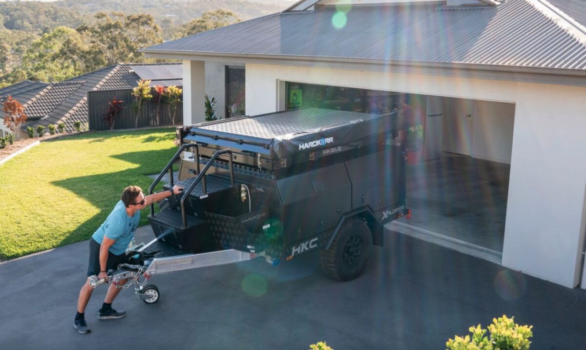 Shorty Trailer Boasts an Integrated-Staircase and Rooftop Tent