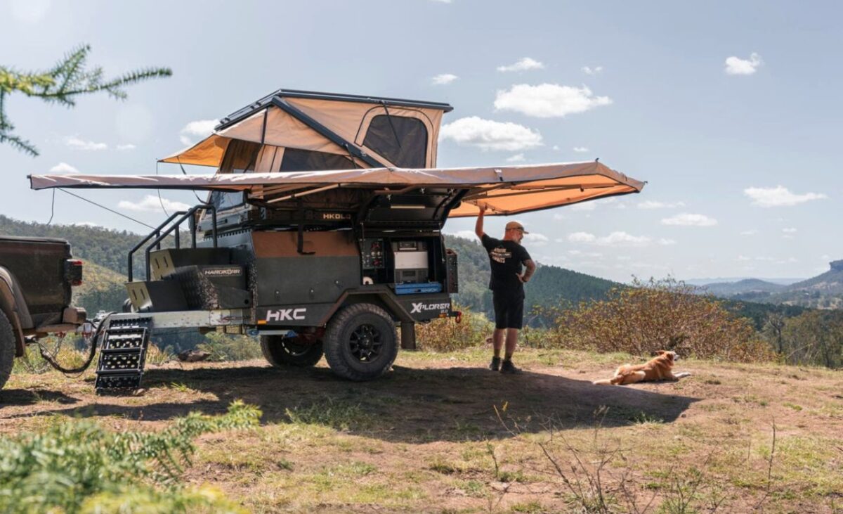 Shorty Trailer Boasts an Integrated-Staircase and Rooftop Tent