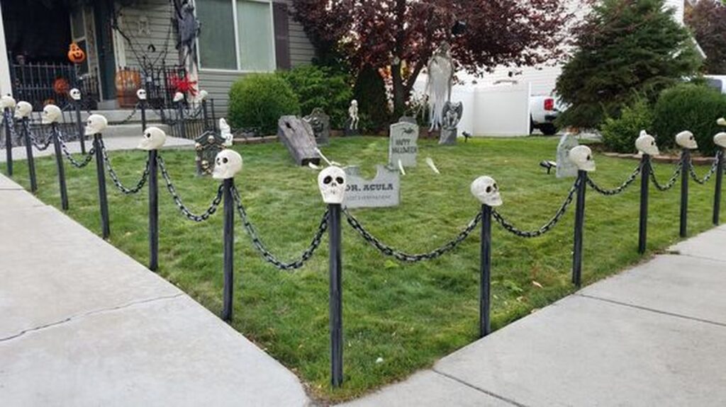 45+ Halloween Fence and Front Gate Decoration Ideas to Try in 2025