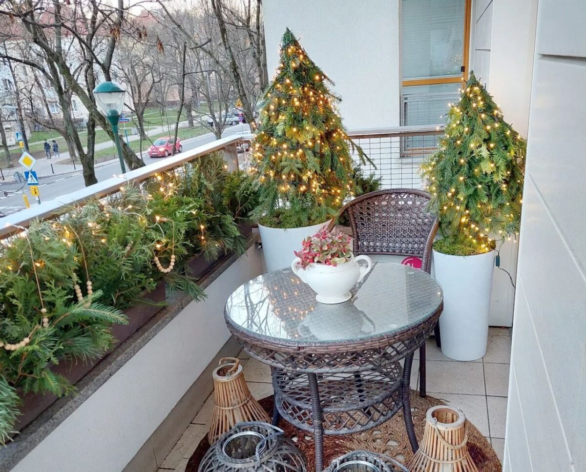 Balcony Christmas Decoration Ideas to add Festive Cheer