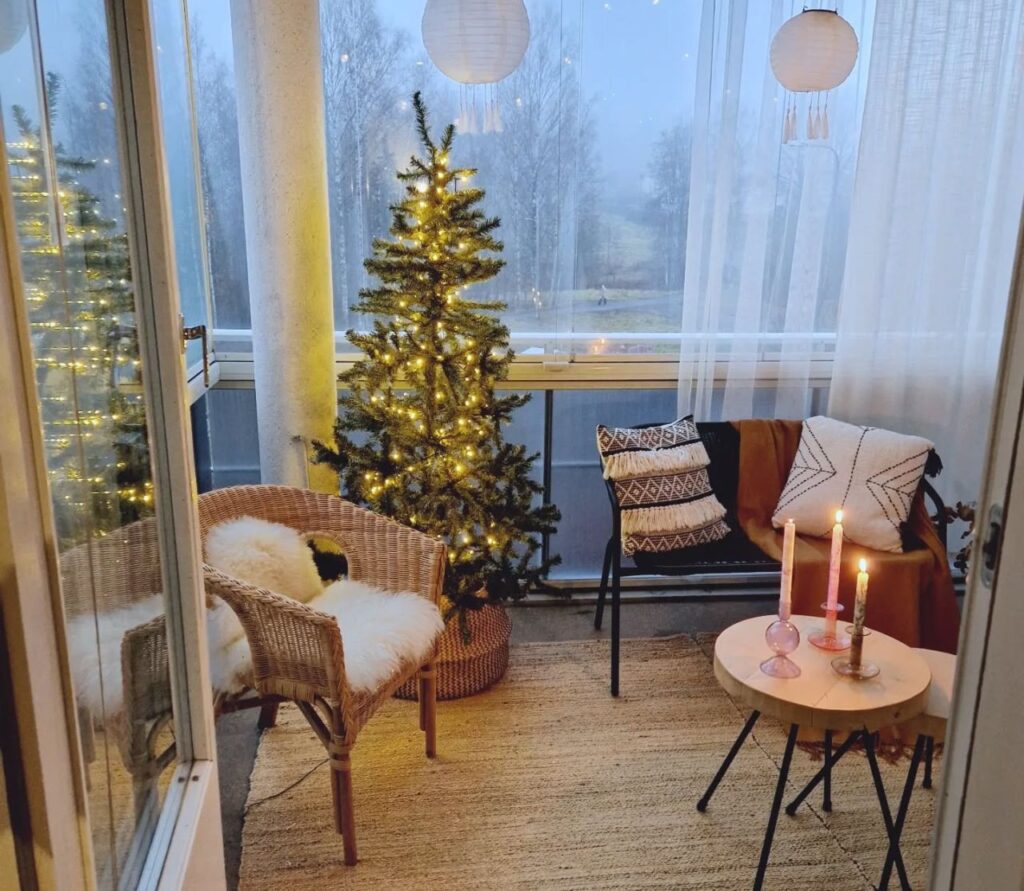 Balcony Christmas Decoration Ideas to add Festive Cheer