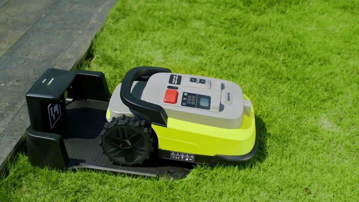 M10 Lawn Mower Boasts Communication Range of 138,000 m²