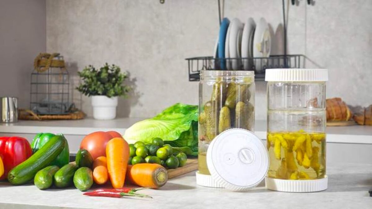 Pijar Glass Pickle Jar has Hourglass-Inspired Design to Filter wet and ...