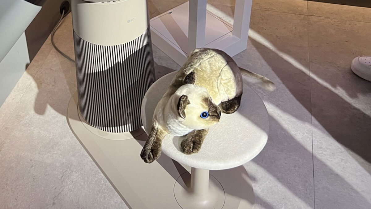 LG AeroCatTower Purifies Air & Monitors Your Cat's Sleep Patterns