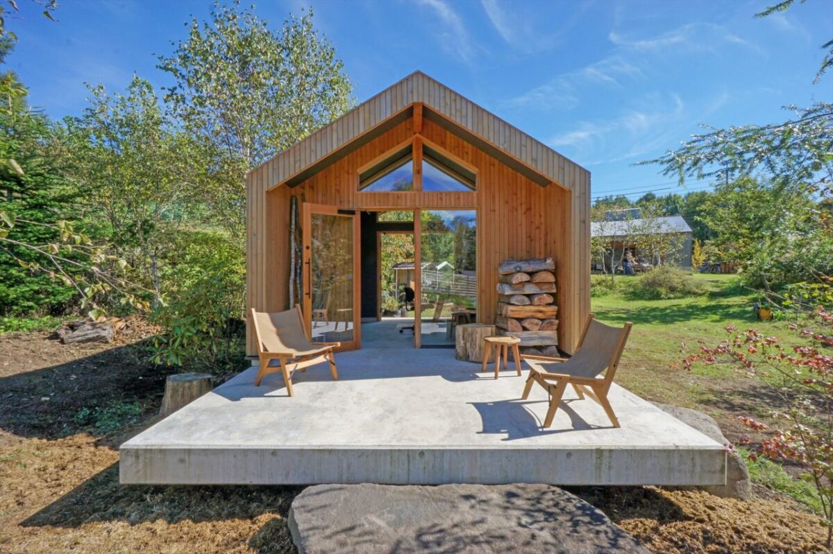 This Minimalistic Hovering Cabin in Japan Appears to be Floating
