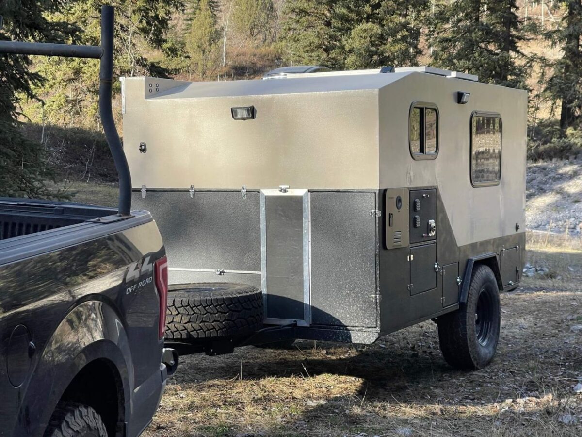Ursus King Den Camper Trailer With King-Size Bed and Bunk