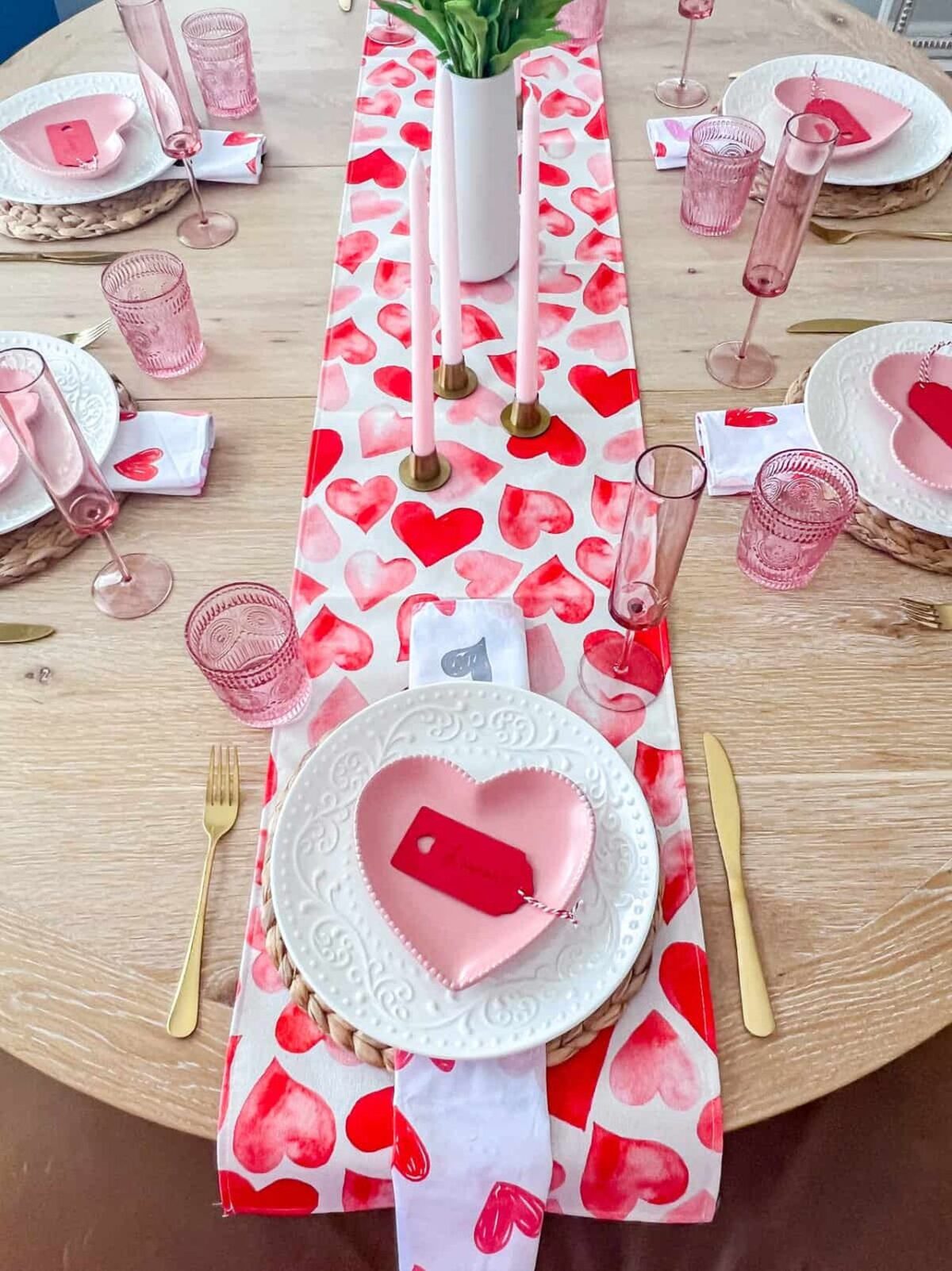 20 Pretty Valentine’s Day Table Decoration Ideas