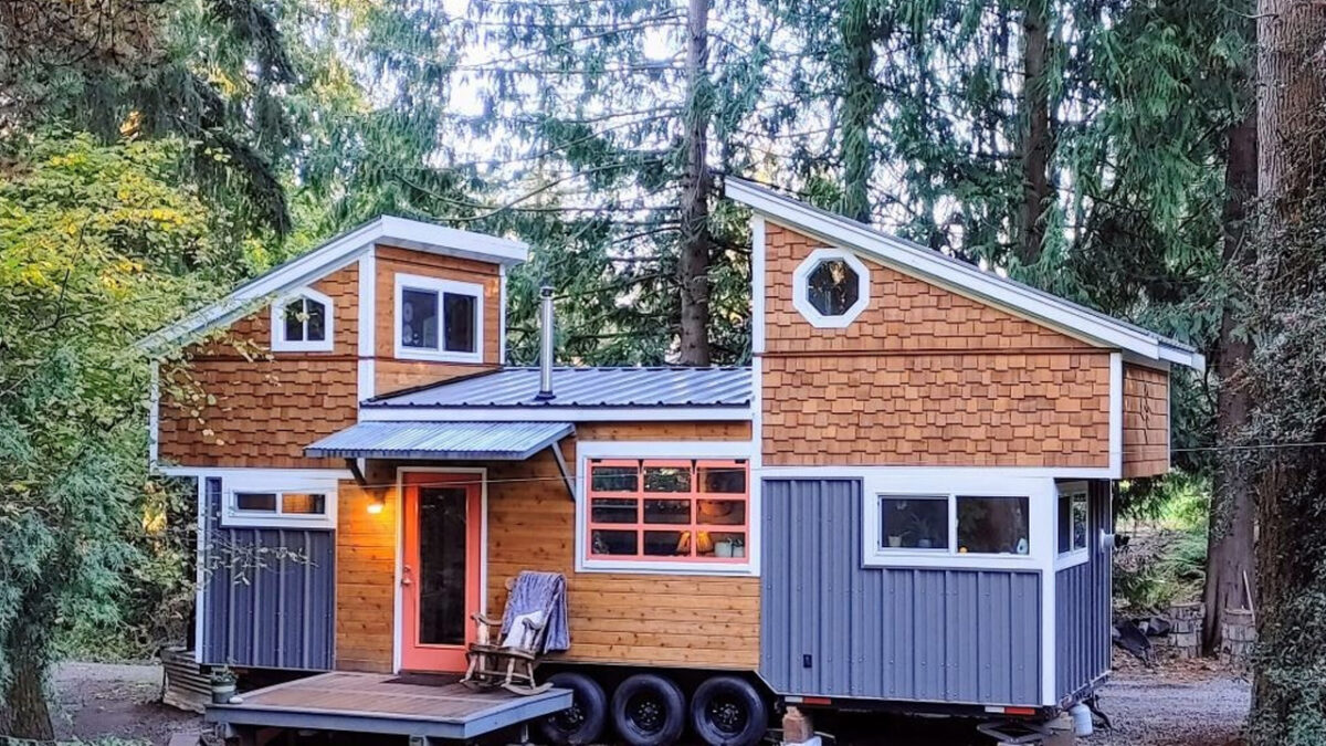 Owl’s Nest Tiny House has Collapsible Roof for Road Legality