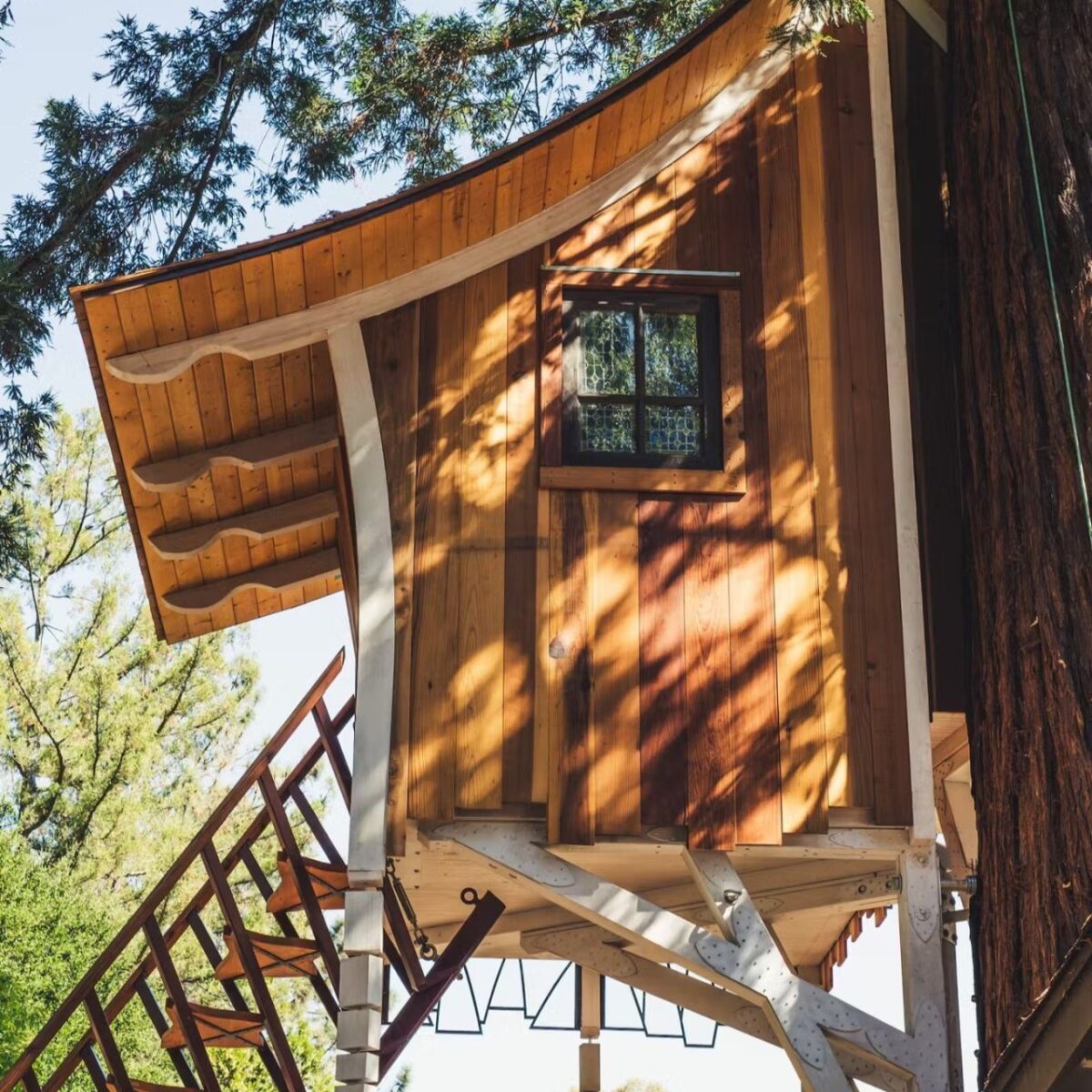 Rivendllë Treehouse Looks Like an Elven Residence up in the Tree