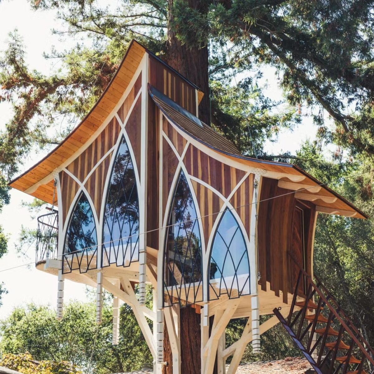 Rivendllë Treehouse Looks Like an Elven Residence up in the Tree
