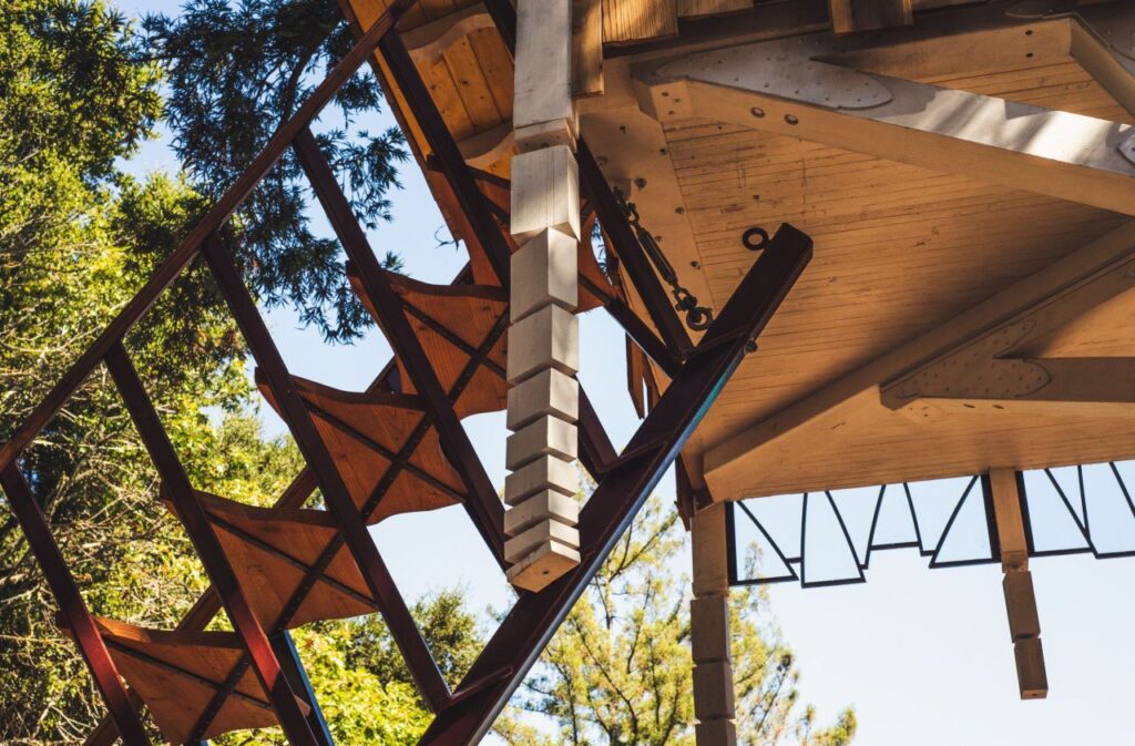 Rivendllë Treehouse Looks Like an Elven Residence up in the Tree