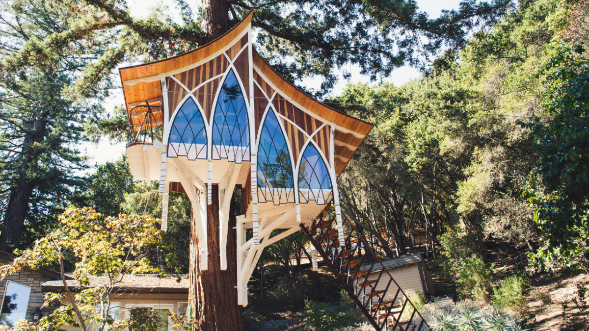 Rivendllë Treehouse Looks Like an Elven Residence up in the Tree