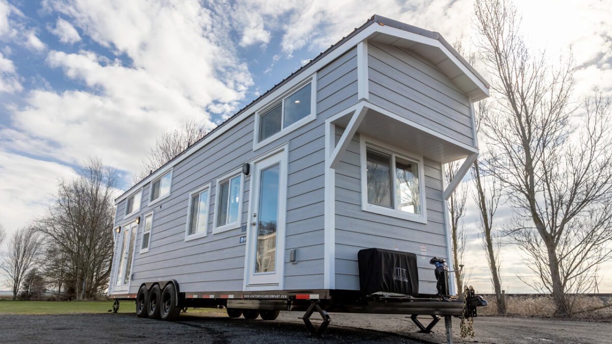 Scarlett Loft Tiny House Sleep Six in Its Three-Bedroom Layout