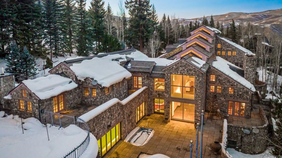 This House in Famous Ski Slopes of Colorado is Going Under the Hammer