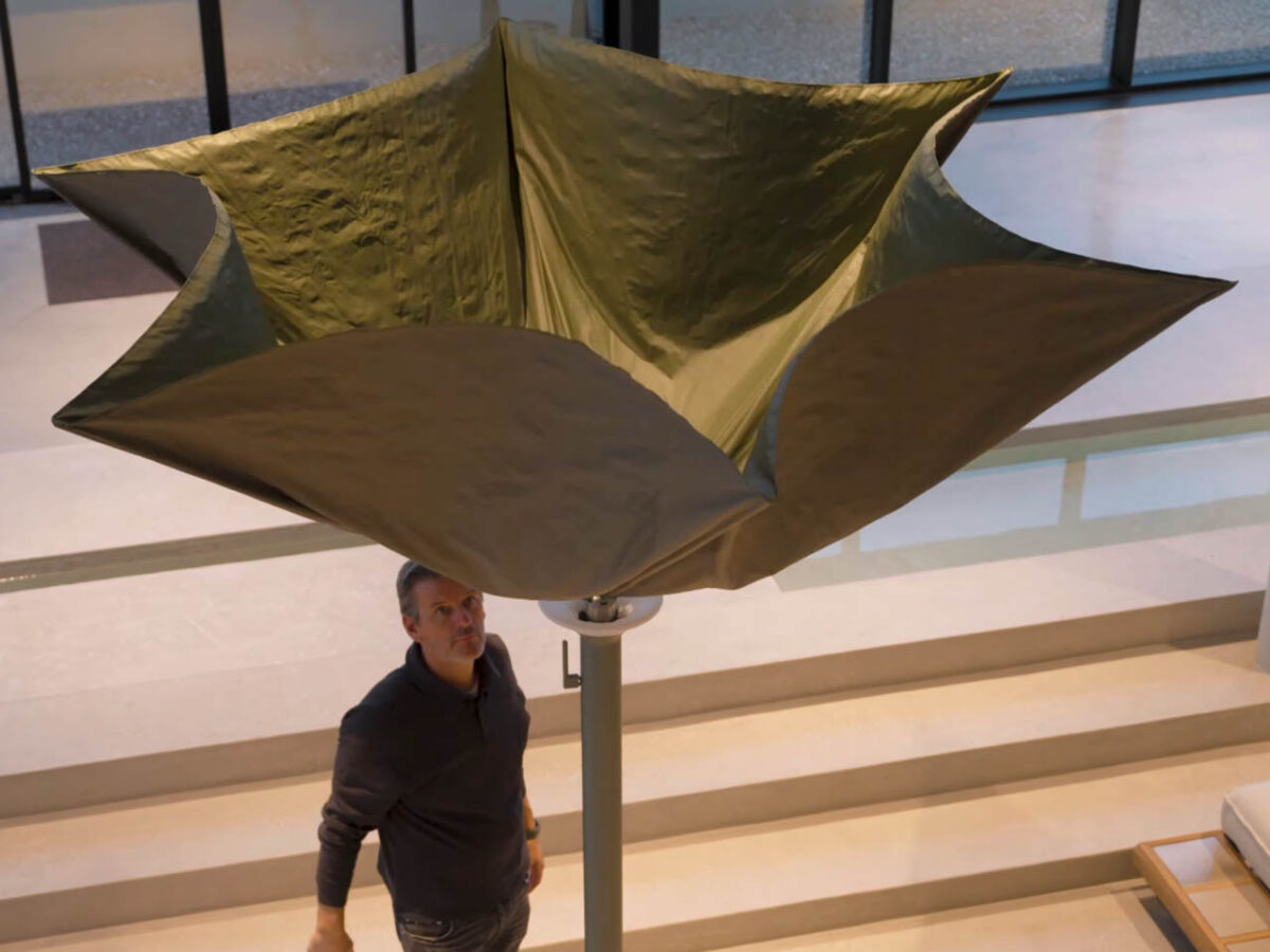 Anamon Parasol Folds Down the Umbrella Inside Its Pole