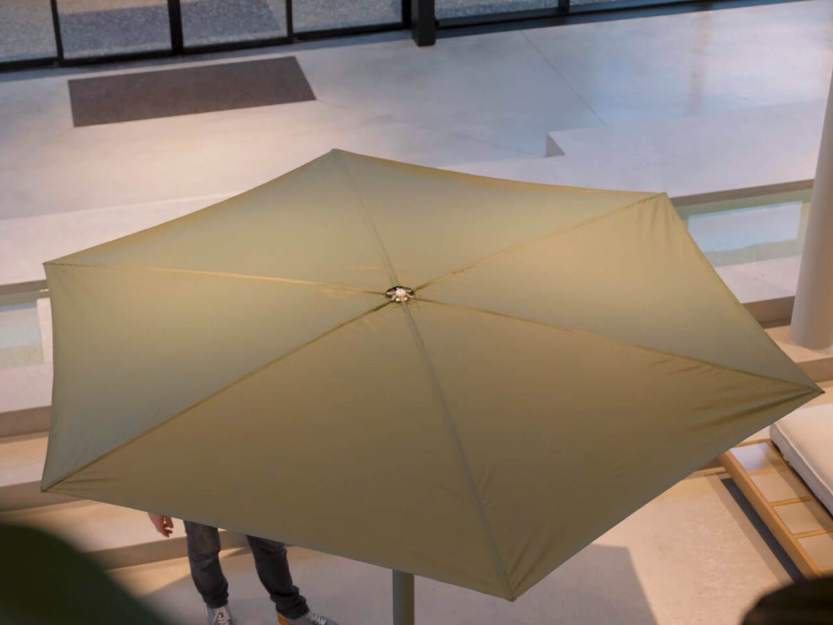 Anamon Parasol Folds Down the Umbrella Inside Its Pole
