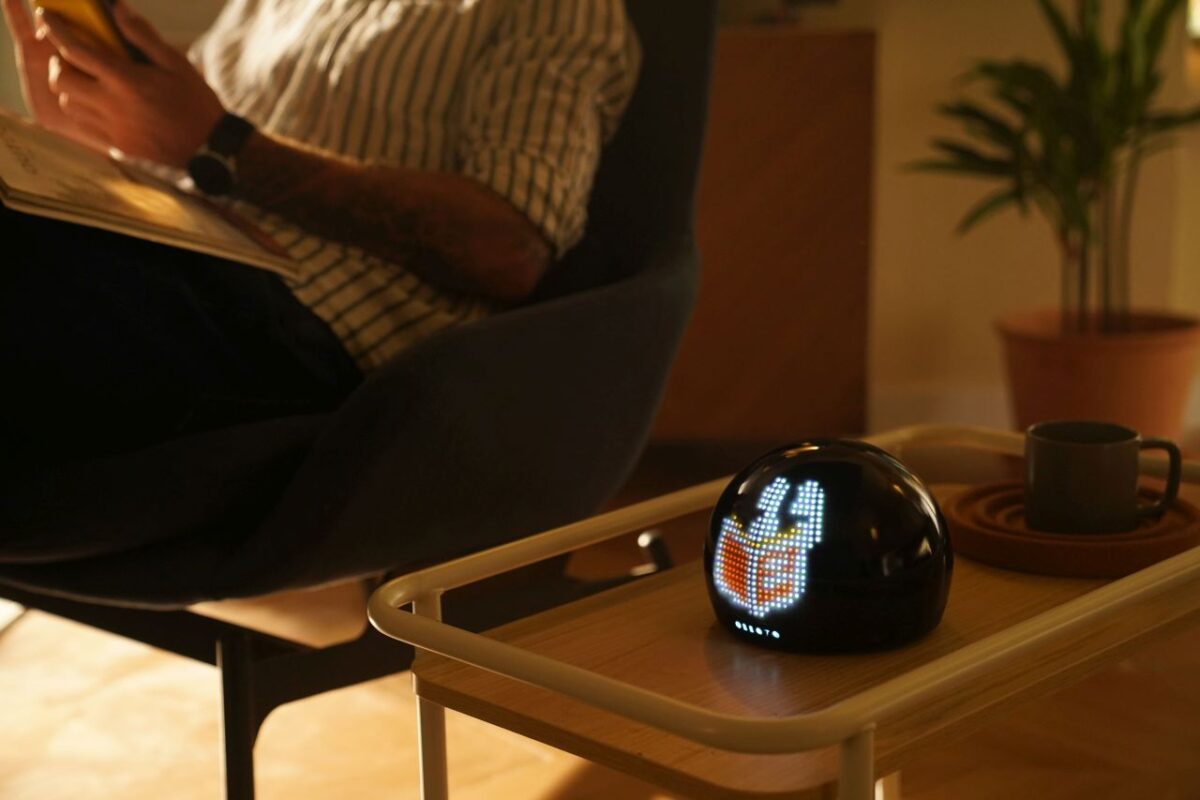 Glowbot Desktop Companion Lights up, Reacts to Your Emotions