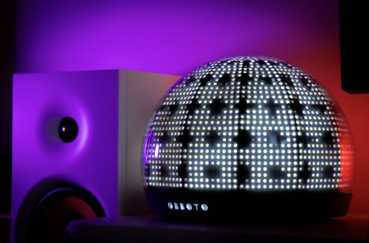 Glowbot Desktop Companion Lights up, Reacts to Your Emotions