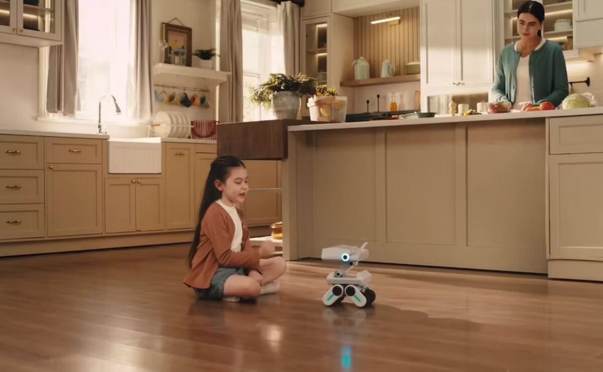 Yonbo AI-Powered Home Robot Doubles as a Tutor and Play Pal