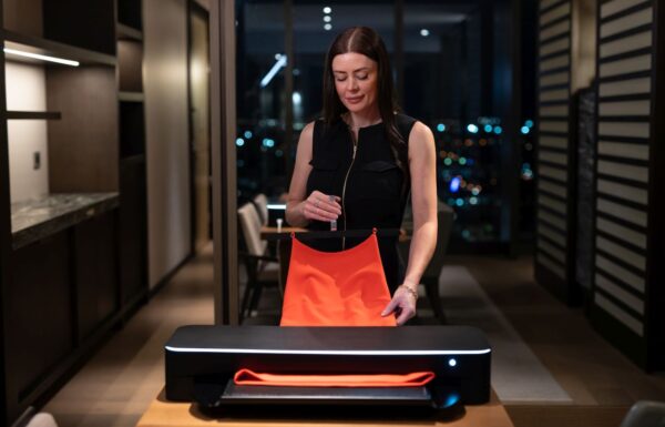 Einsen Ironing Machine Steams Clothes in Less Than a Minute