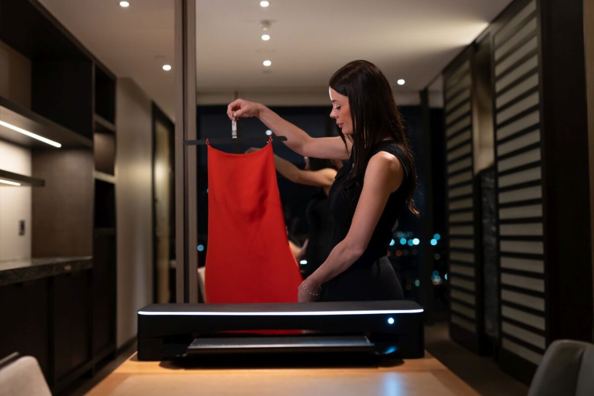 Einsen Ironing Machine Steams Clothes in Less Than a Minute