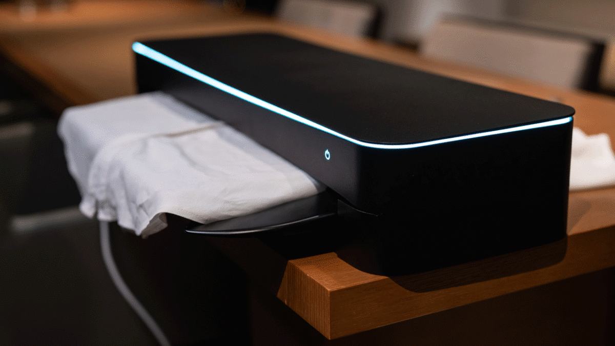 Einsen Ironing Machine Steams Clothes in Less Than a Minute