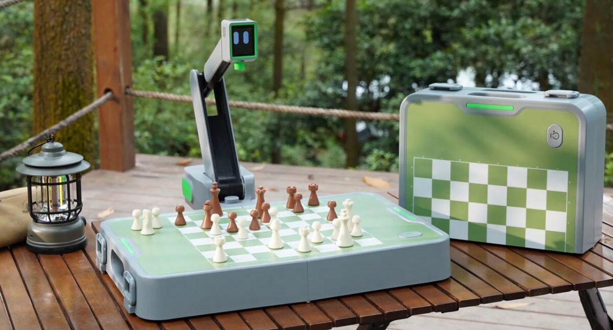 This Portable AI Chess Board Uses Robotic Arm to Move Pieces