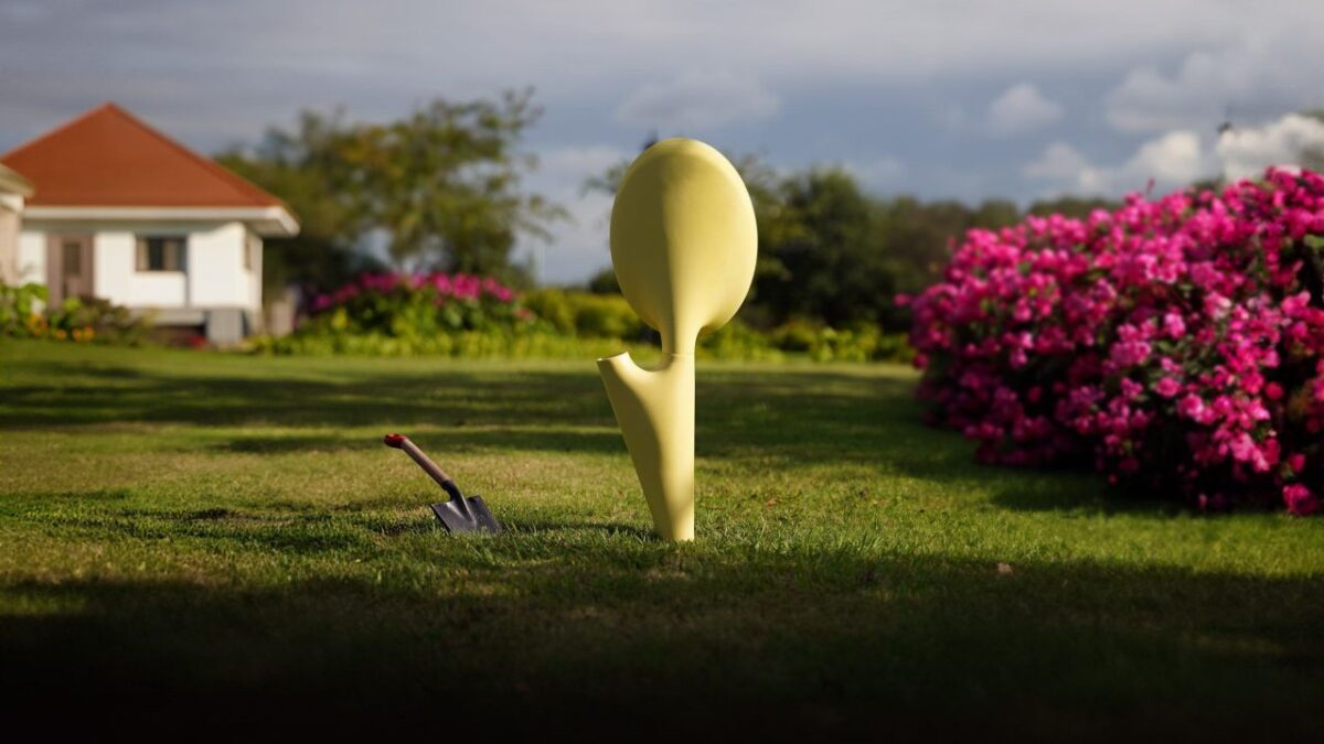 Soli Soil-Powered Lamp by Milú Brunell Mimics Sunflower