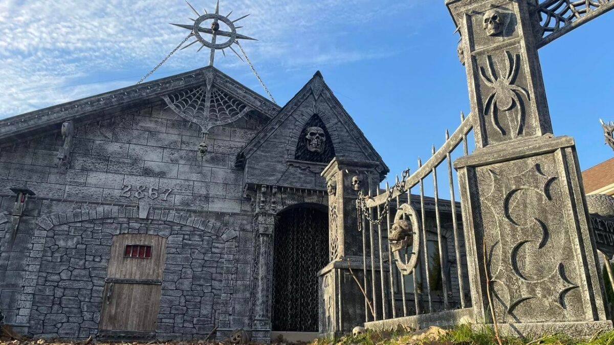 Man Builds Elaborate Haunted Manor of Evil With Huge Spiders