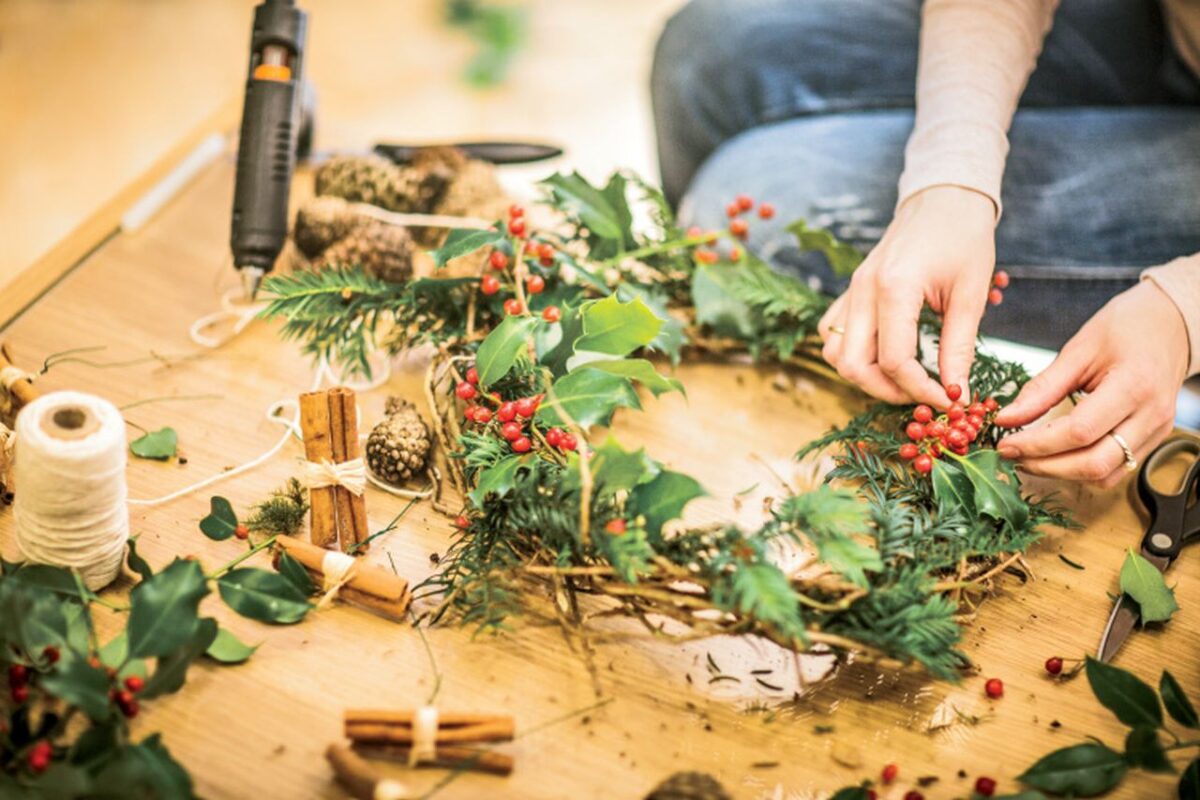 10 Christmas Decorations Made From Greenery