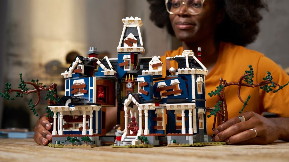 LEGO $300 Creel House From Stranger Things is Eeriely Detailed