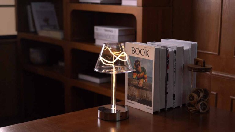 K1 Mood Light Follows Trail Like Movements With its Light