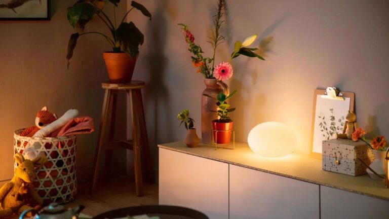 Philips Hue Upgrades Flourish Table Lamp With 1,100 Lumens
